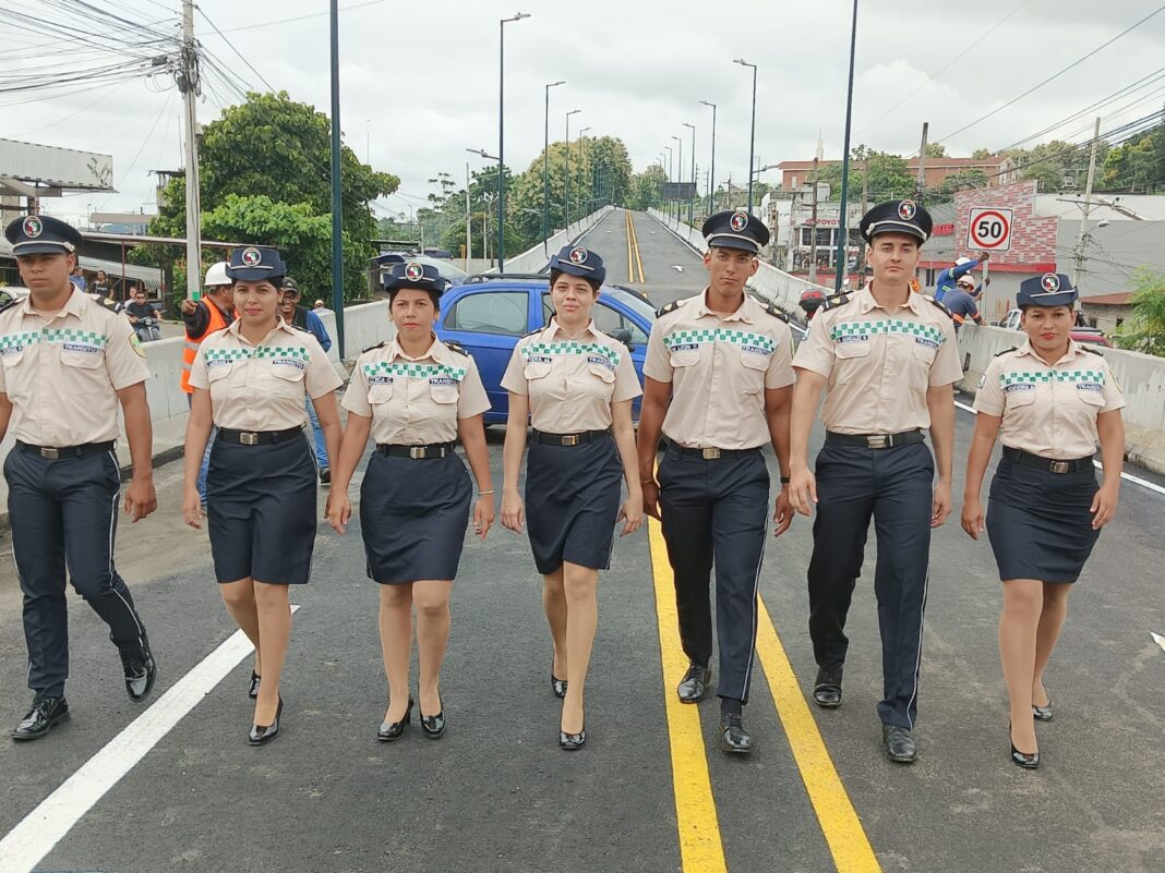 Agentes Civiles de Tránsito de Quevedo estrenaron uniforme - ALDIA ...