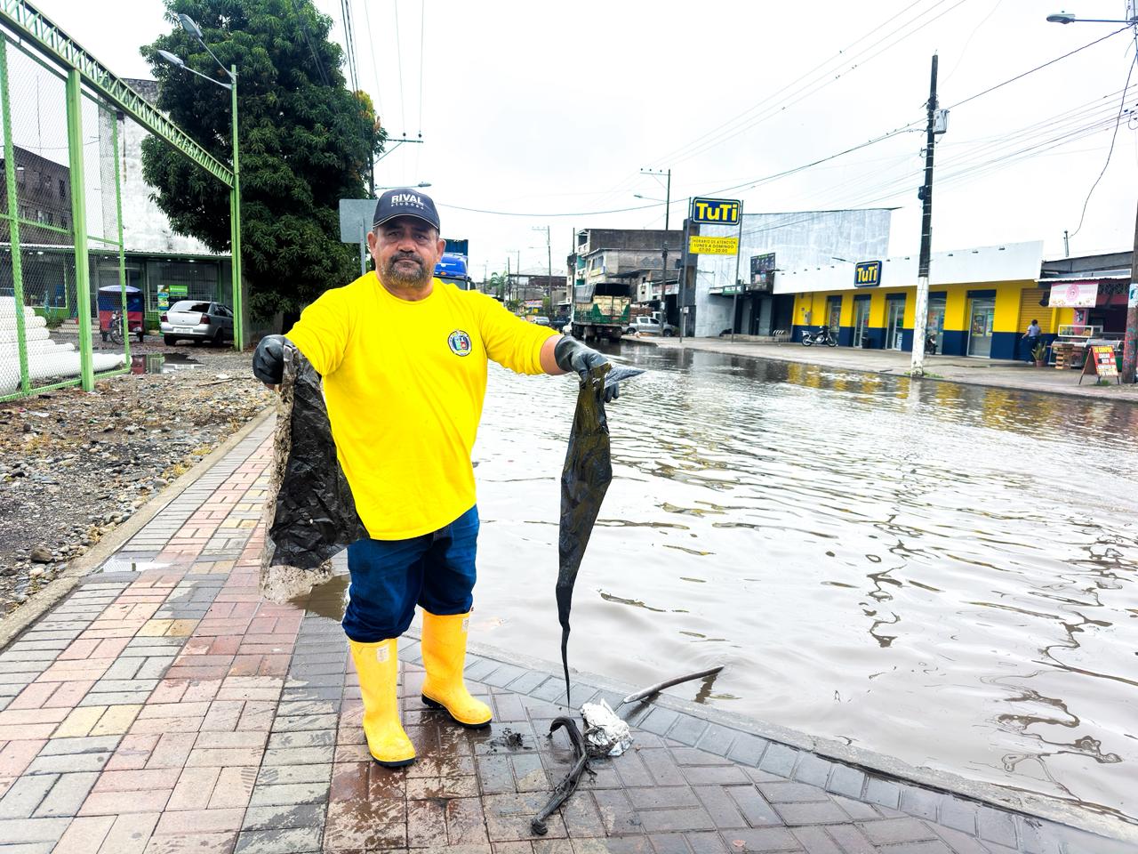 Desechos plásticos taponan alcantarillas y provocan anegaciones tras ...